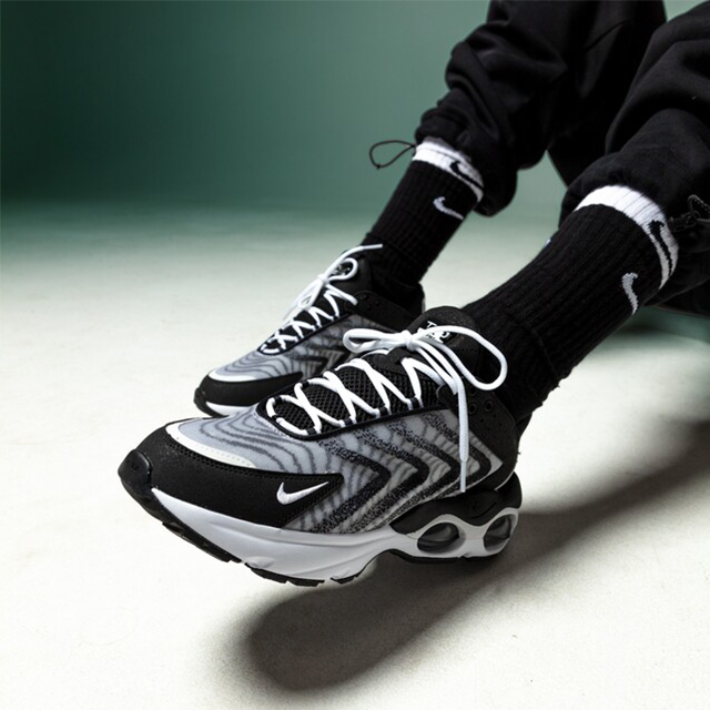 Buzz Sneaker Station - Sportfelszerelés, lábbeli és ruházatot árusító ...